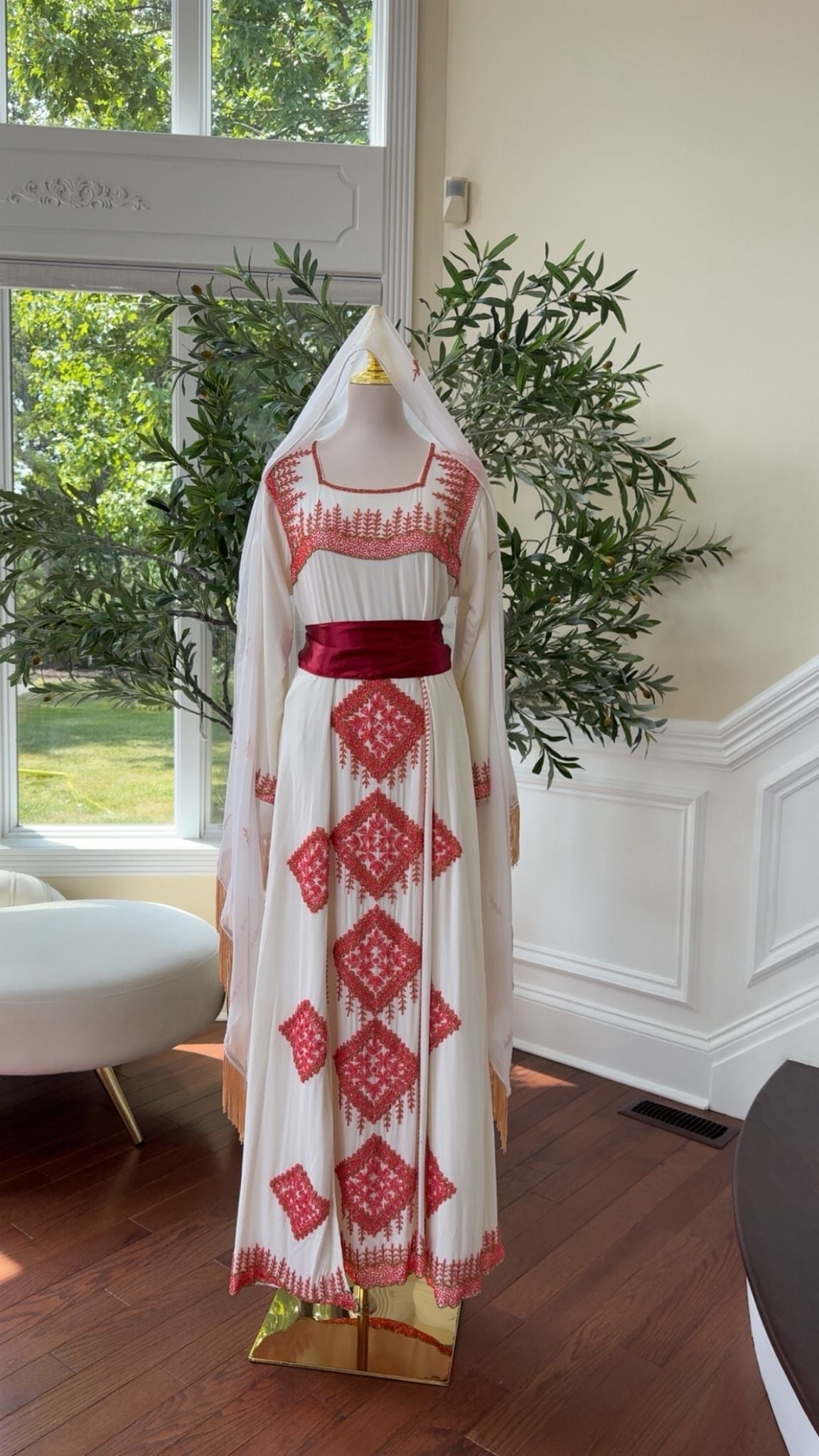 White Tatreez Red Thobe – ABAYATMUNA