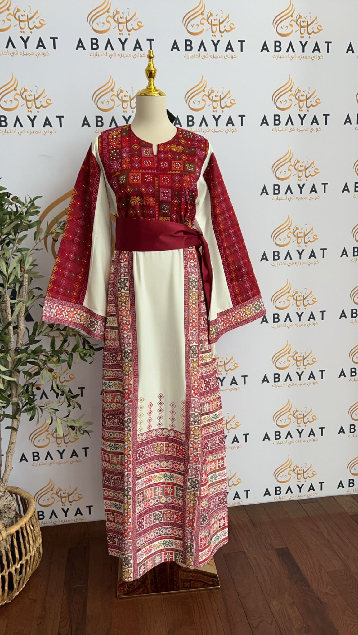 Elegant Red Tatreez Thobe – ABAYATMUNA